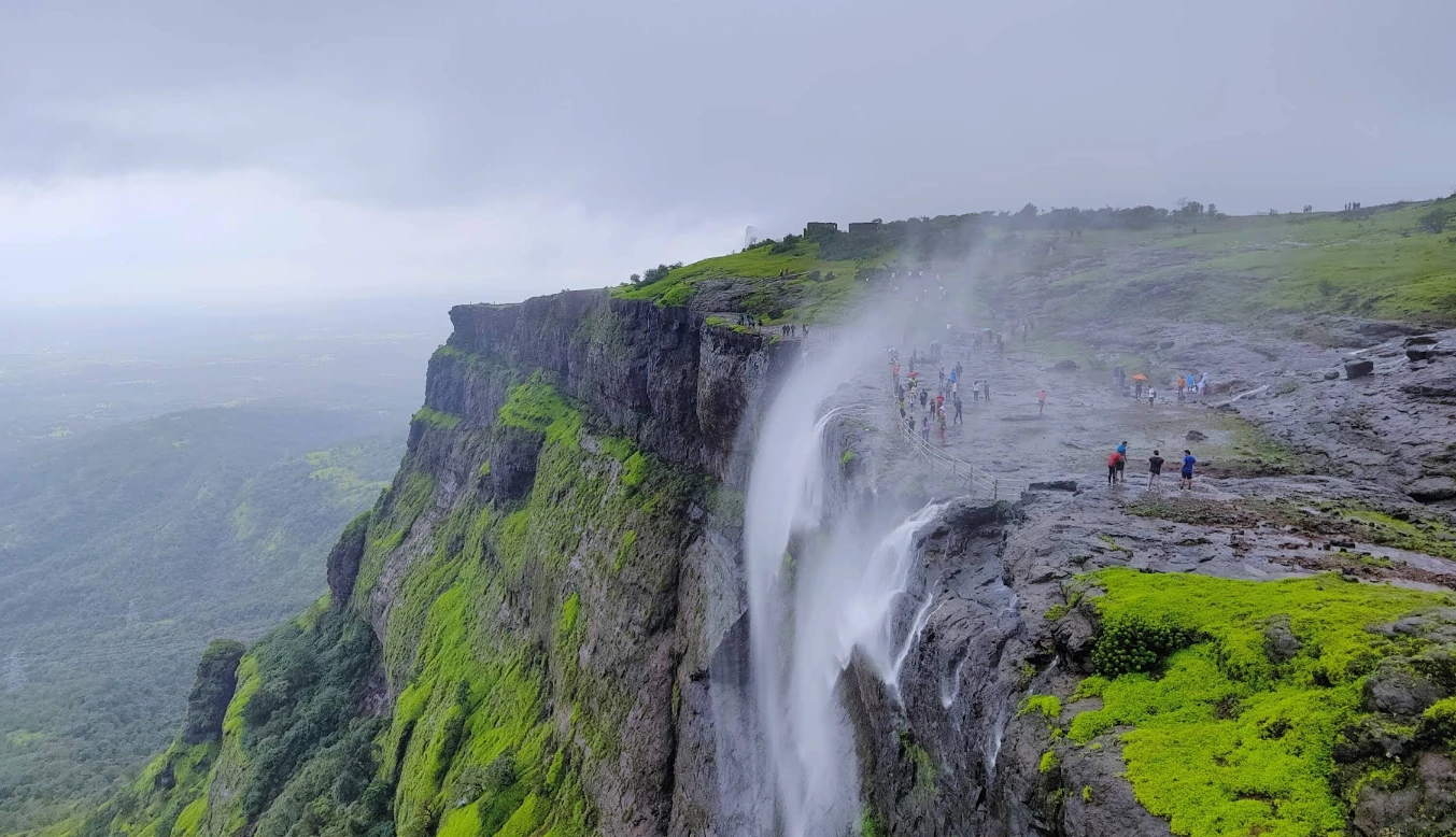 This Stunning Maharashtra Waterfall Near Pune Defies Water